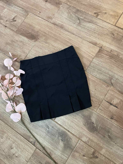 Crna mini suknja
