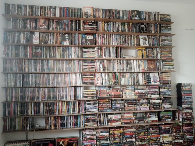 Veća količina dvd i vhs filmova