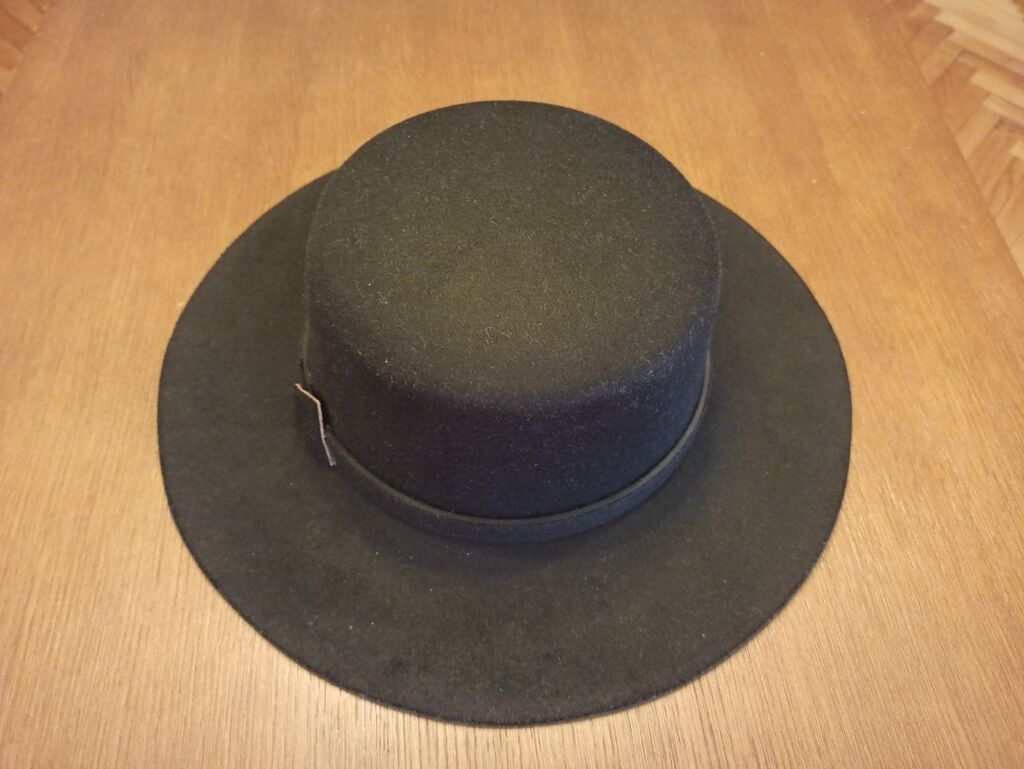 Nov šešir za obim glave oko 55cm