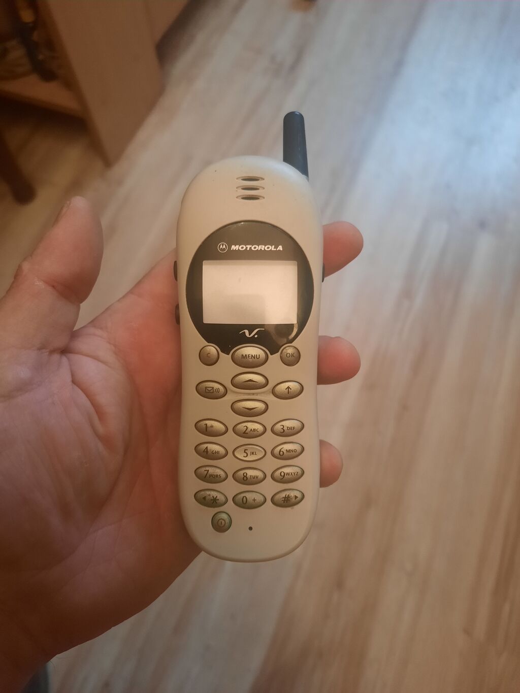 Stari,retro mobilni telefon Motorola - sivi. Nepoznato stanje. Nema