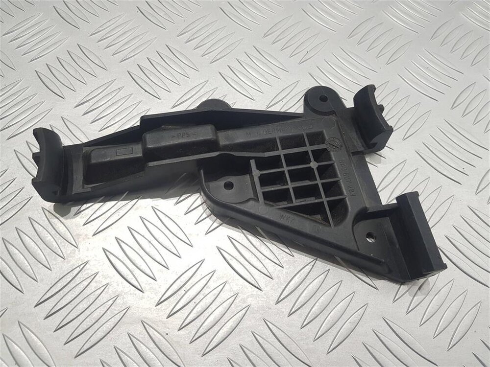 Držač prednjeg branika Audi 80 levi 92-96 Original