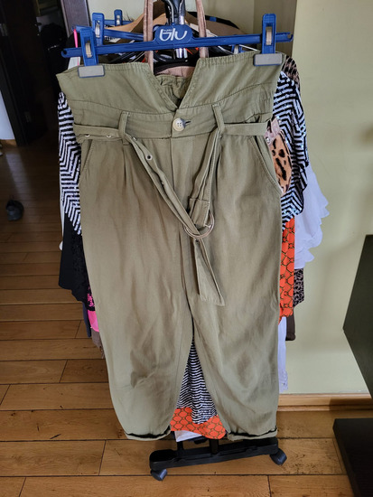 Moderne maslinasto zelene pantalone