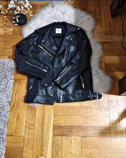 Predivne crna jakna   potpuno nova