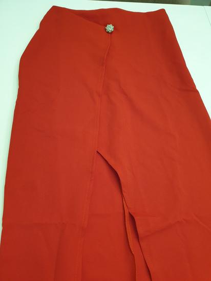 Crvena asimetrična suknja