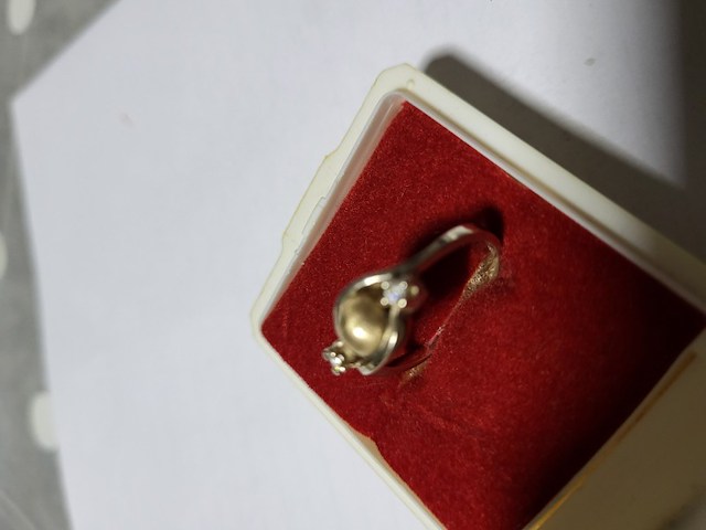 Zlatni prsten.