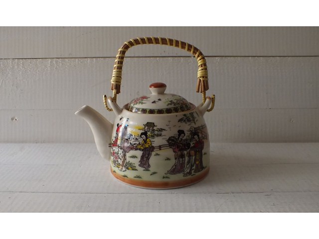 Vintage porcelanska manji čajnik bogato ručno dekorisan