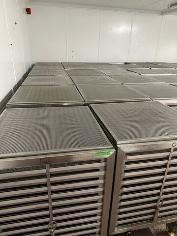 Trolejbusi i poslužavnici za retorte prečnika 1300mm
Steriflow Retort trolleys and trays