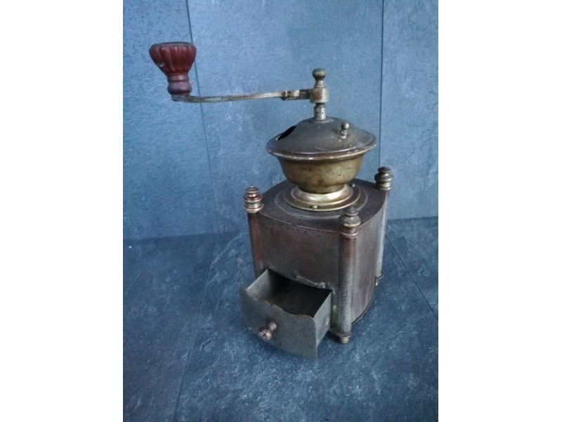 Stari metalni mlin za kafu