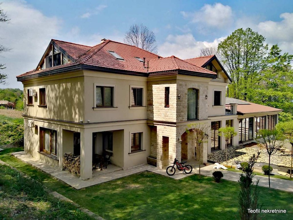 LAZAREVAC LJIG 541m2 , (800) , 950000e