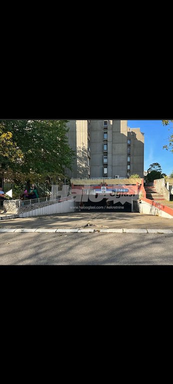 Izdajem garazno mesto preko puta Sava Centra, u bloku 22