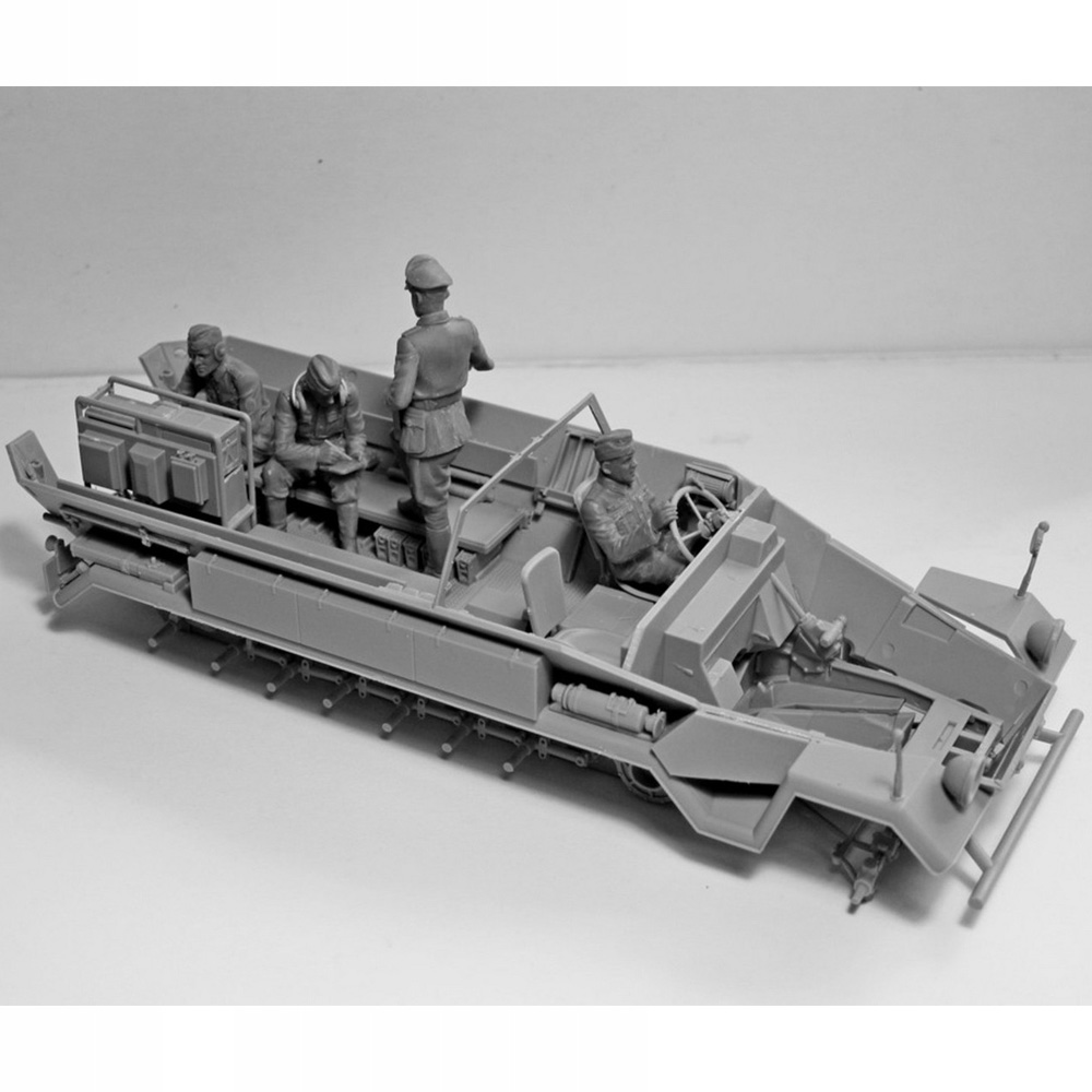 Model Kit Military - Sd.Kfz.251/18 Ausf.A WWII German Observation Vehicle 1:35