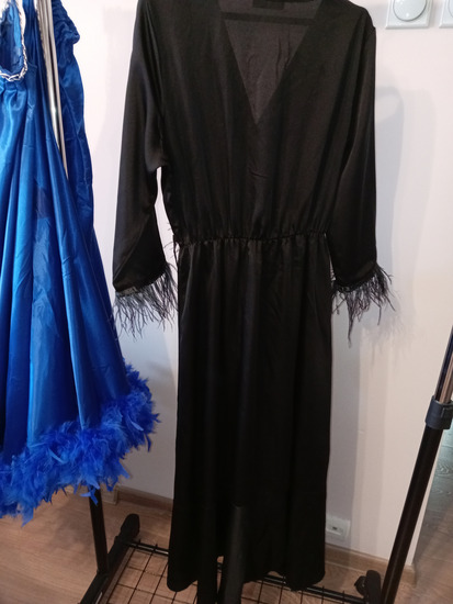 Crna satenska haljina sa perijem
