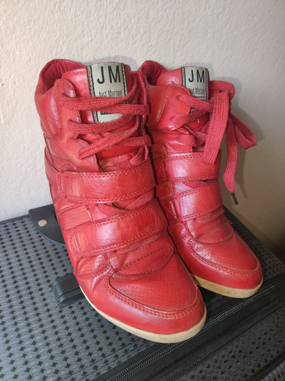 Crvene cipele na punu petu