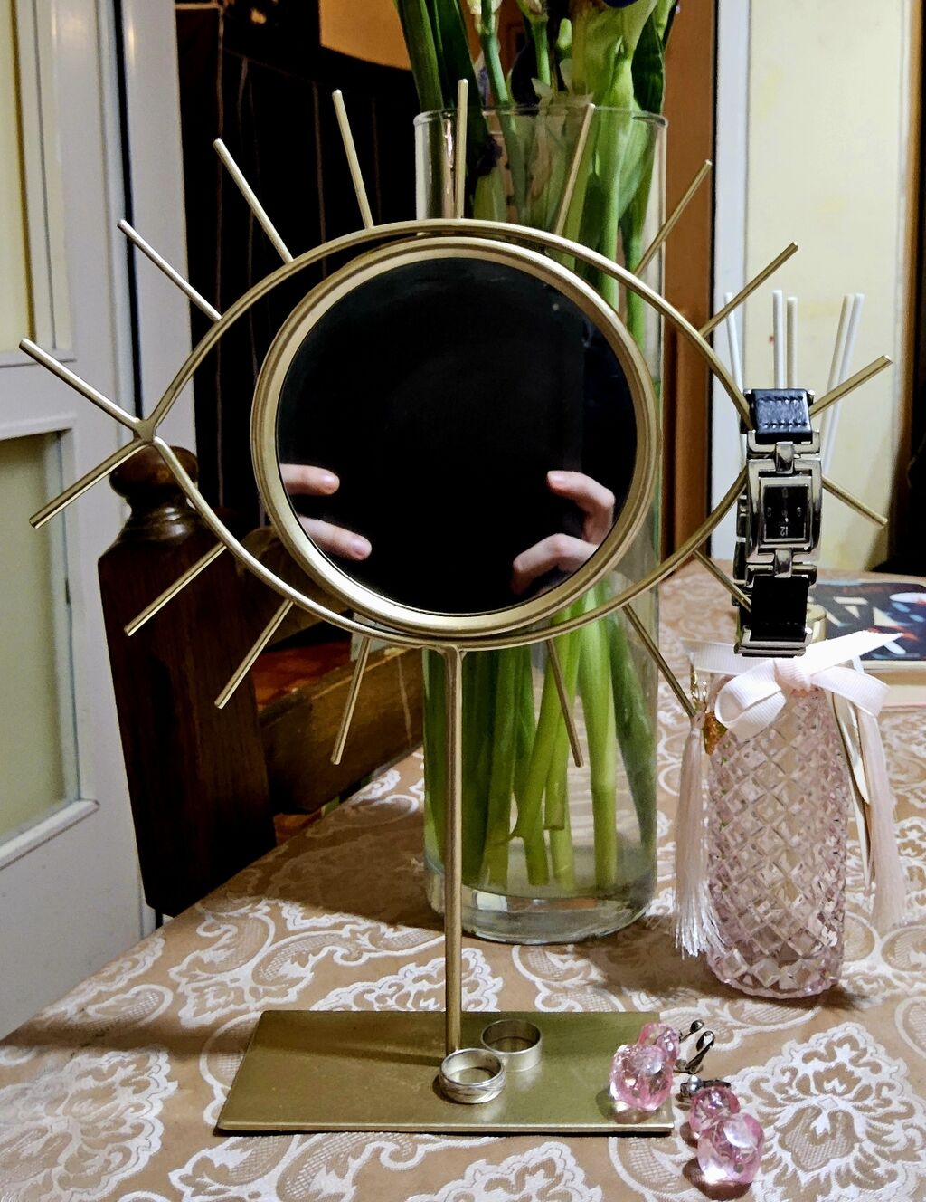 Ogledalo koje može poslužiti i za odlaganje vašeg nakita. Jako