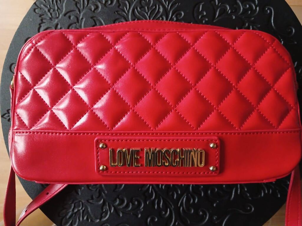 Na prodaju original zenska torbica crvene boje,brenda Love Moscino sa