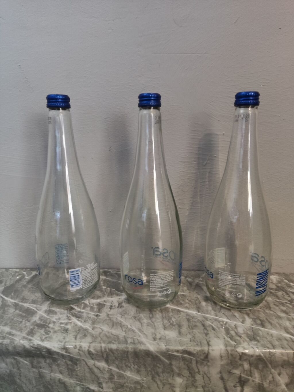 Flaše staklene 0.75 od Rosa vode sa zavijacima etikete se lako mogu