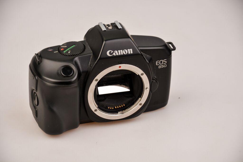 Analogni Canon EOS 850. Ne korišćen. Bez objektiva. Spustila bih cenu