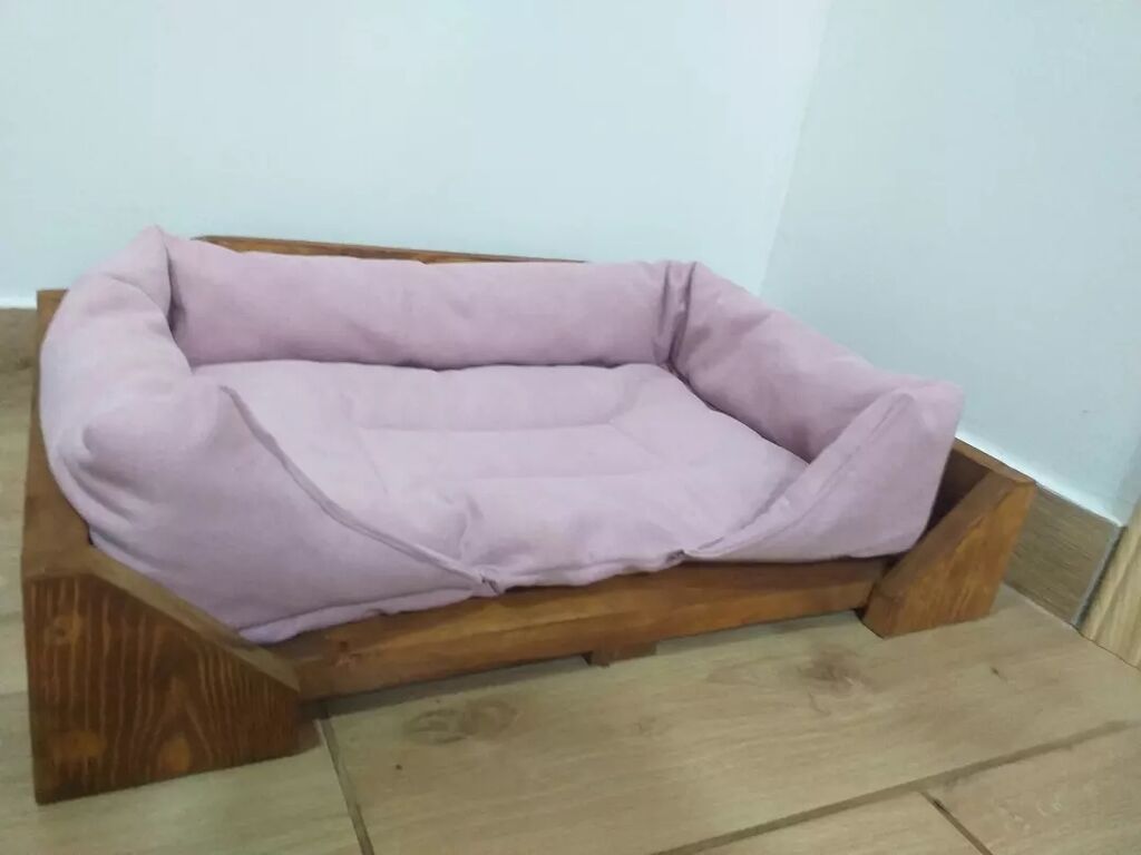 Lezaljke za pse tipa drvenog kreveta sa dusekom.Cena od 3000.Hranilice