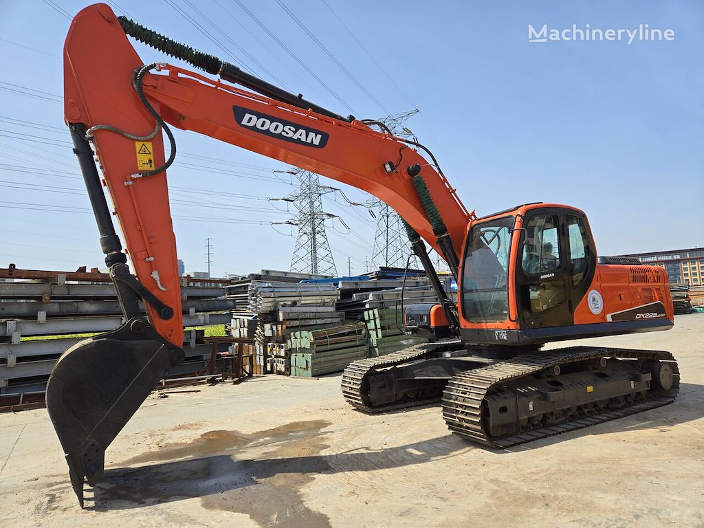 Doosan DX225 bager guseničar