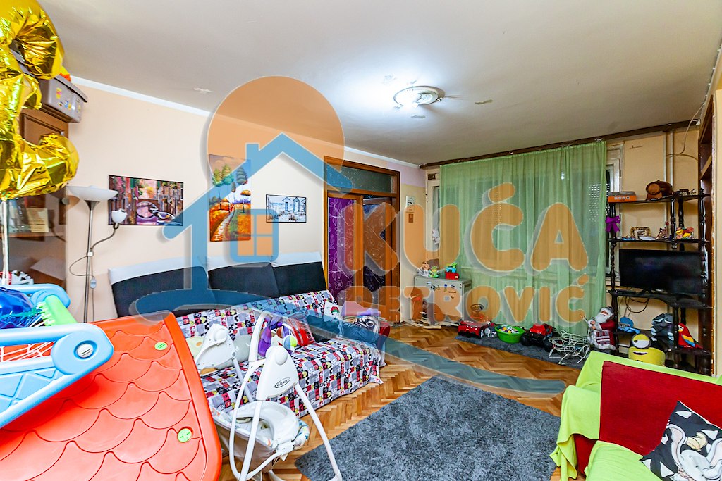 četvorosoban stan, 100 m2, Centar, Sinđelićev trg ID: p-010779