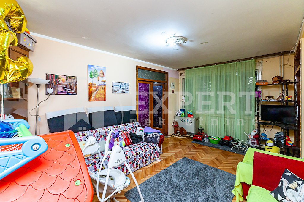 četvorosoban stan, 100 m2, Centar, Sinđelićev trg ID: p-010779