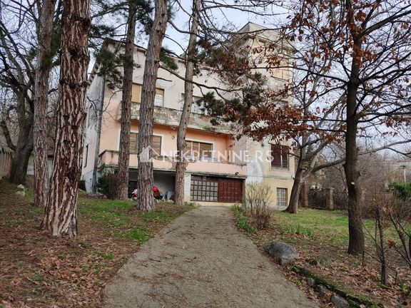 Stara Rakovica, porodična kuća na lepom placu