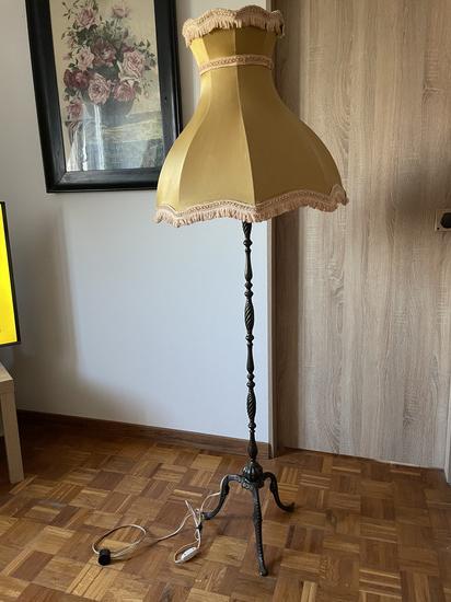 Starinska lampa sa abazurom