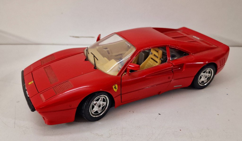 FERRARI GTO 1984 – BURAGO – 1:18 – ODLICAN!