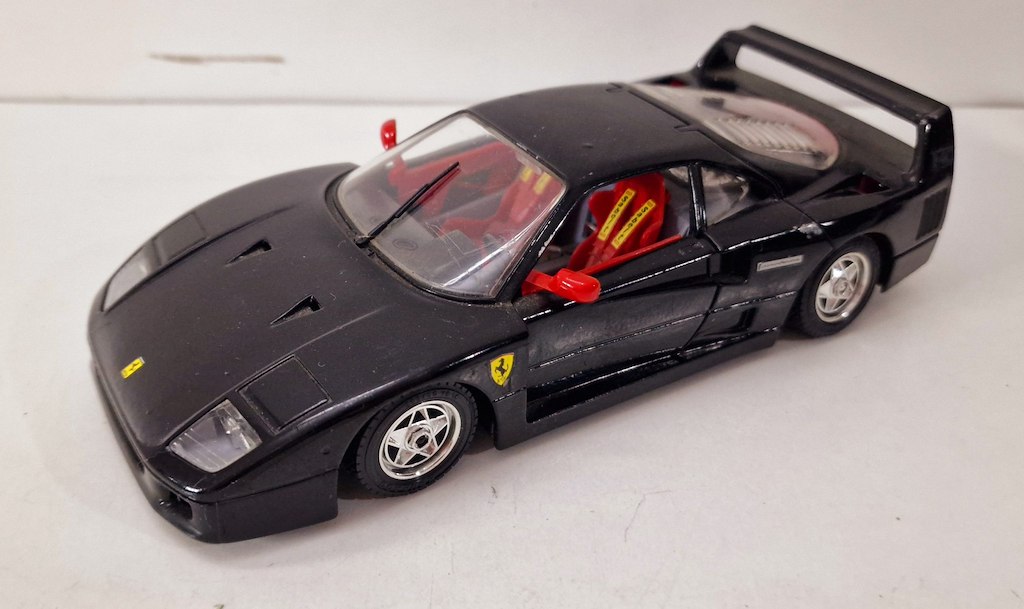 FERRARI F40 1987 – BURAGO – 1:24 – ODLICAN!