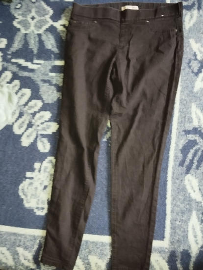 Crne pantalone sa gumom