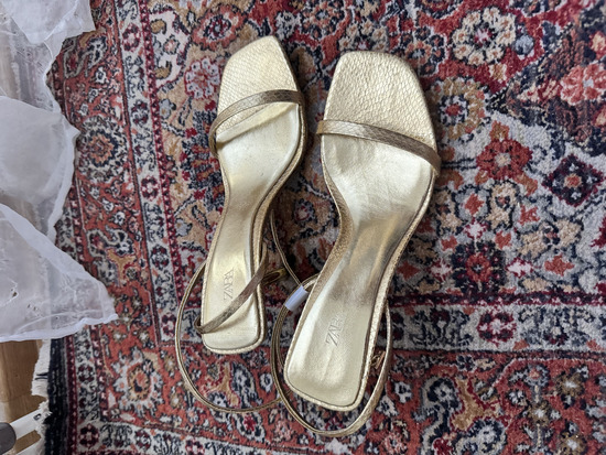 Zara zlatne kozne sandale