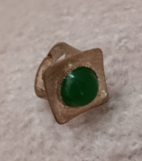 Prsten sa zelenim kamenčićem
