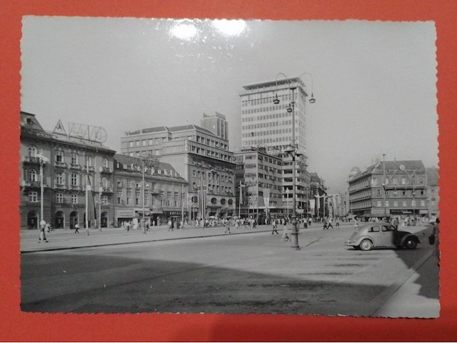 ZAGREB -TRG REVOLUCIJE-STARA RAZGLEDNICA (591)