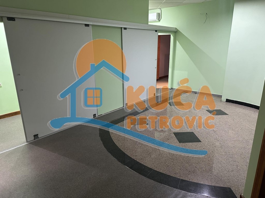 Izdaje se poslovni prostor u centru, u TPC Kalči, 115m2!