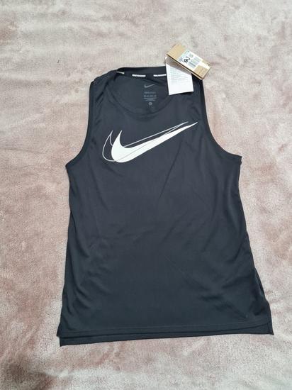 Nova Nike majica za trening