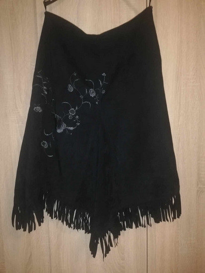 Asimetrična crna suknja od velura sa resama