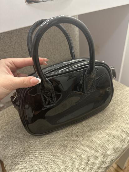 Lakovana torbica iz stradivariusa