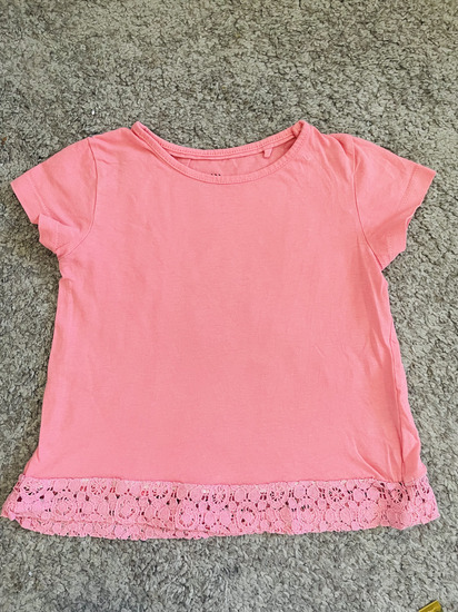 Roze majica sa čipkanom bordurom