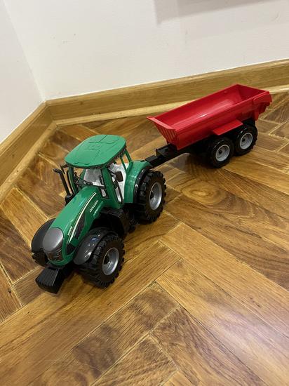Traktor sa crvenom prikolicom