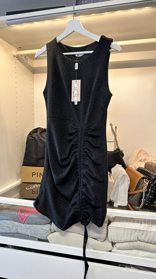 Crna mala haljina blago šljokičavog materijala