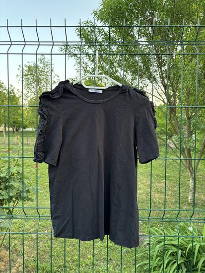 Crna majica sa faltama na rukavima