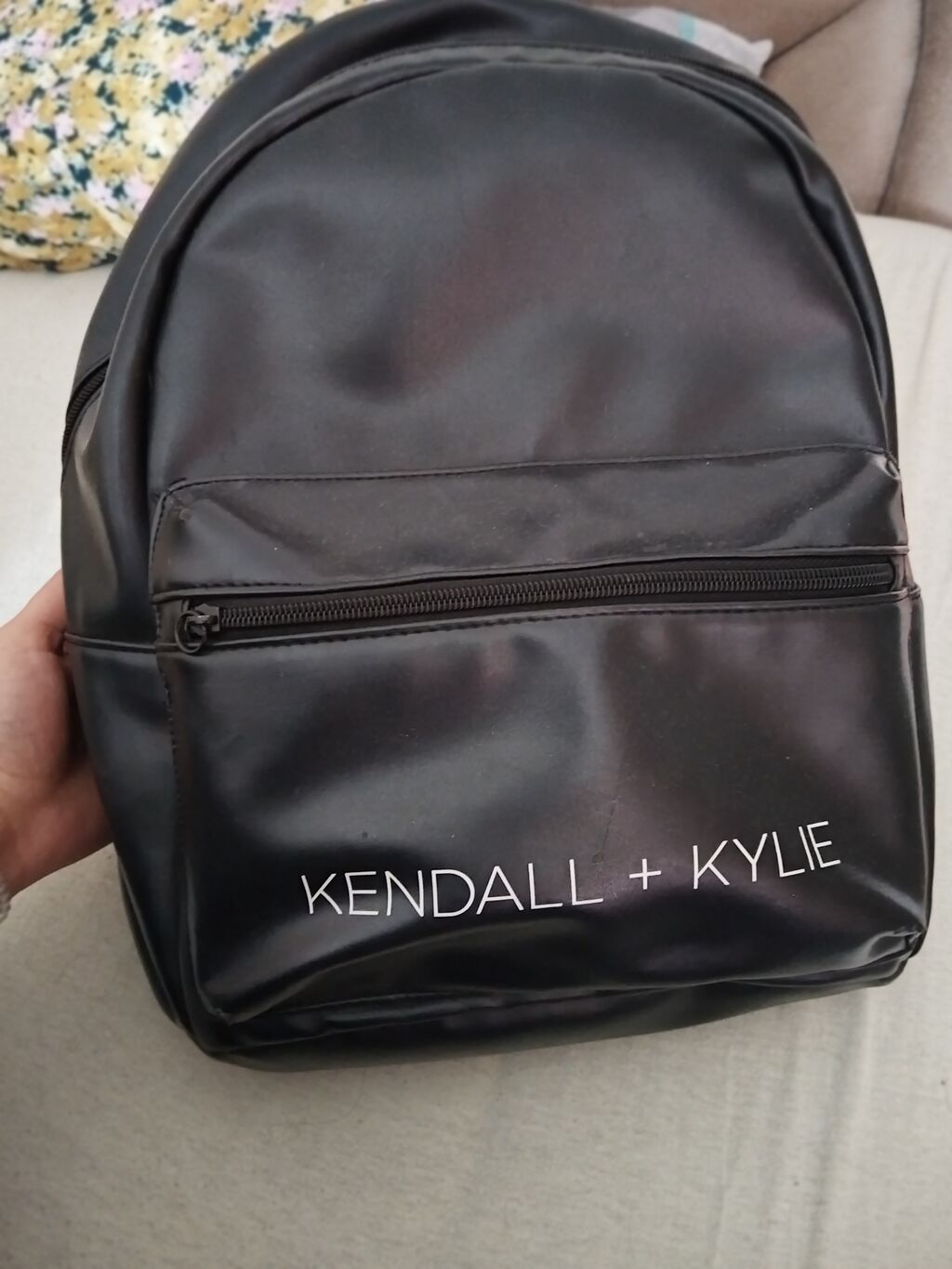 Crni ranac sa natpisom "Kendall + Kyle"