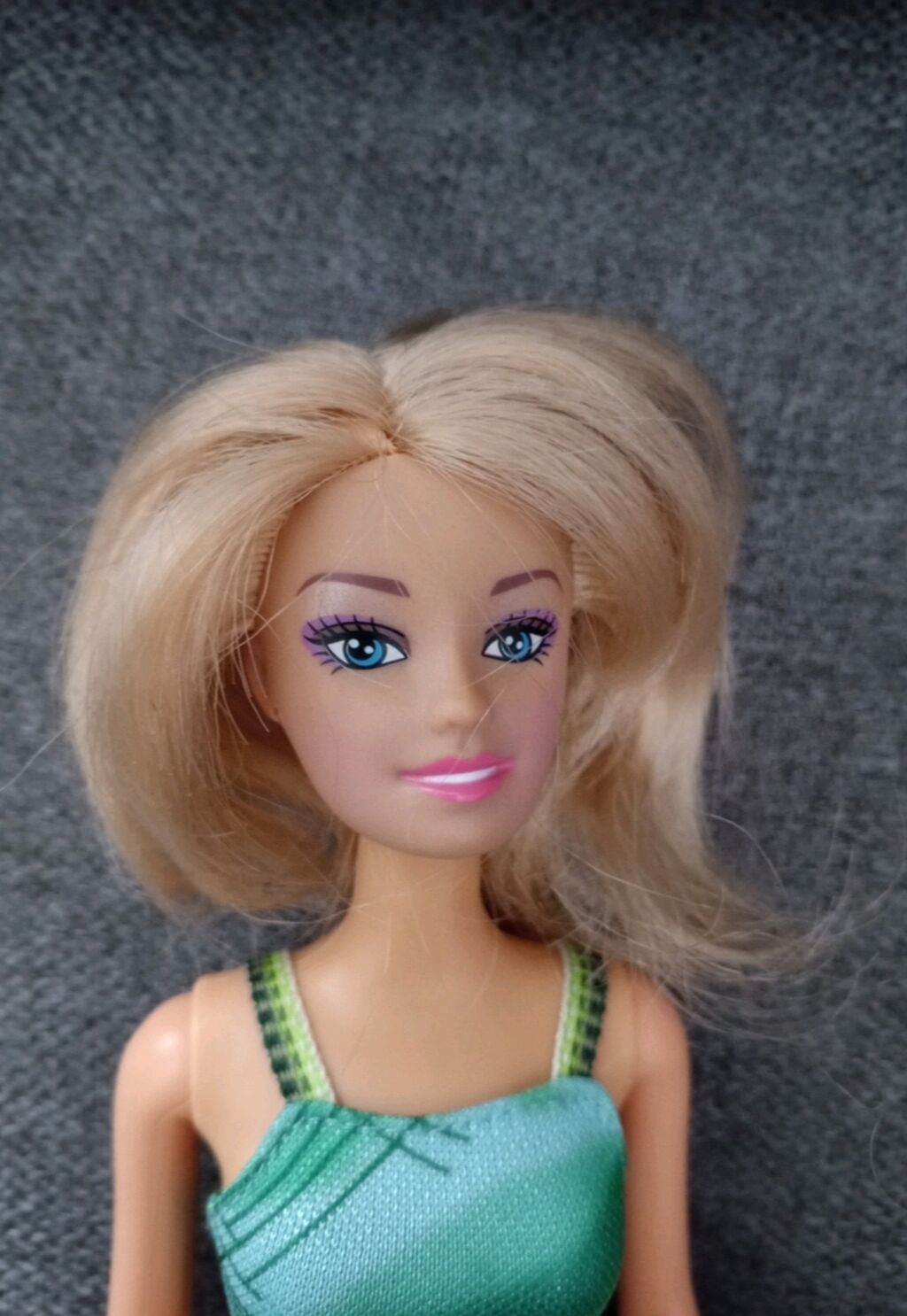Barbie, jedna lutka iz Mattel kolekcije i beba. Ruke, noge se