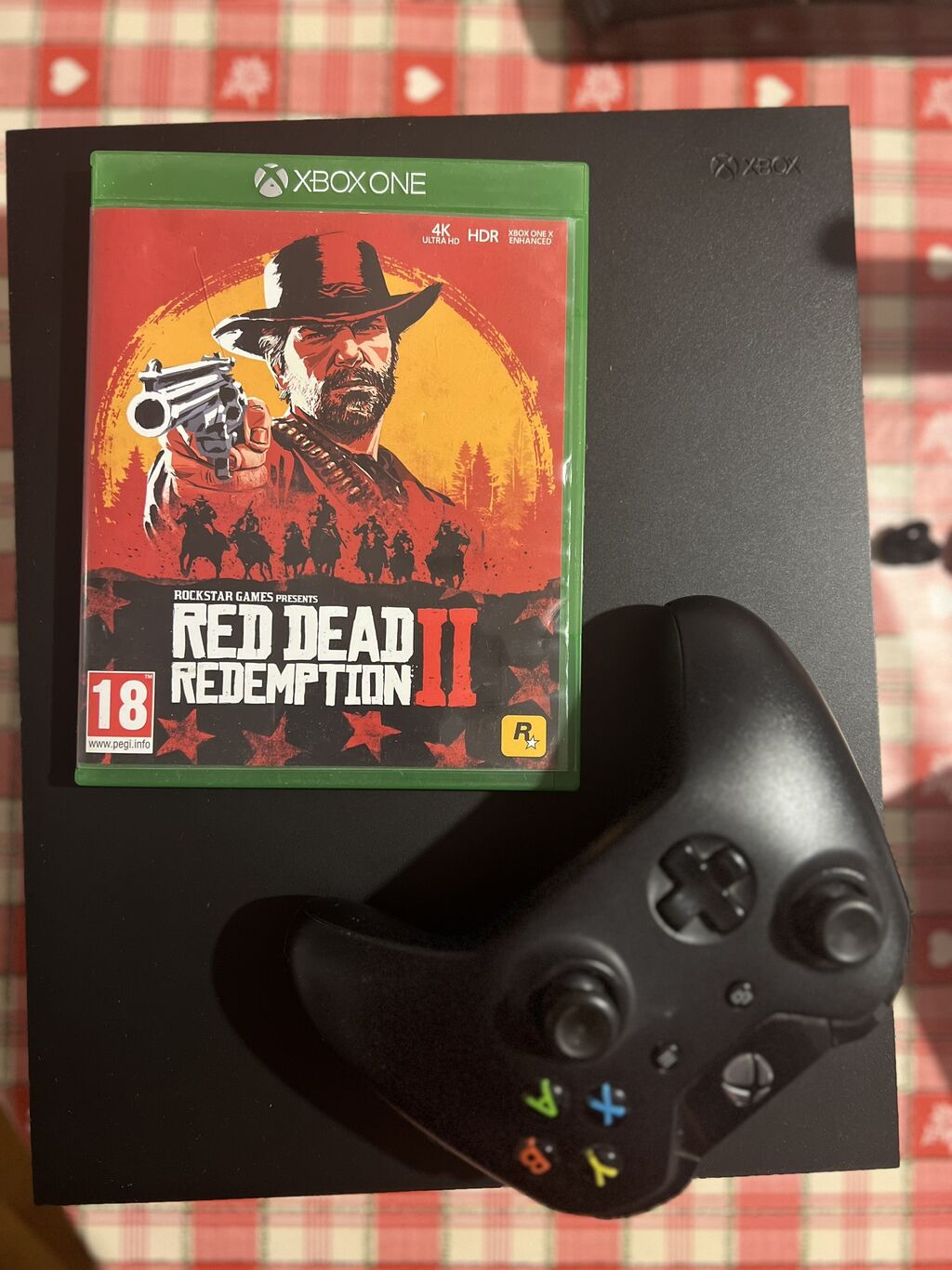 Prodajem Xbox One X i igricu "Read Dead Redemption 2" za 250€, ali