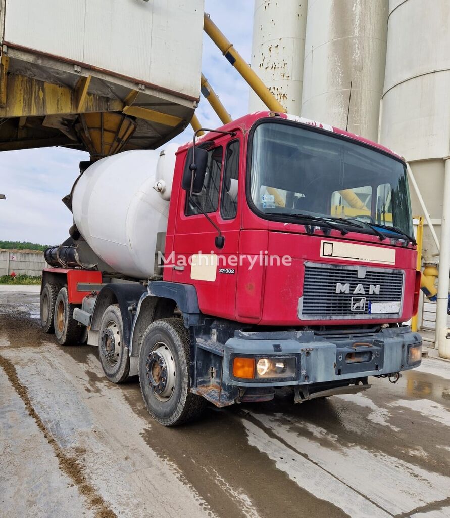 MAN F13 kamion s mešalicom za beton