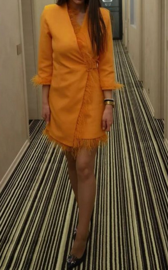 Narandzasta haljina sa perijem