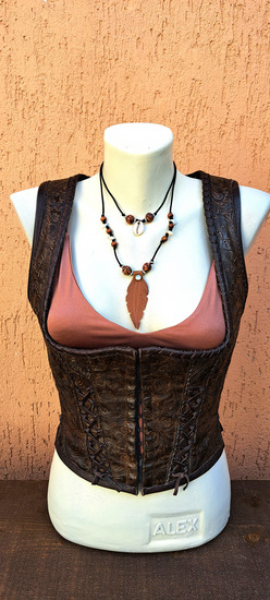 Unikatna ogrlica sa školjkama i kožnim priveskom