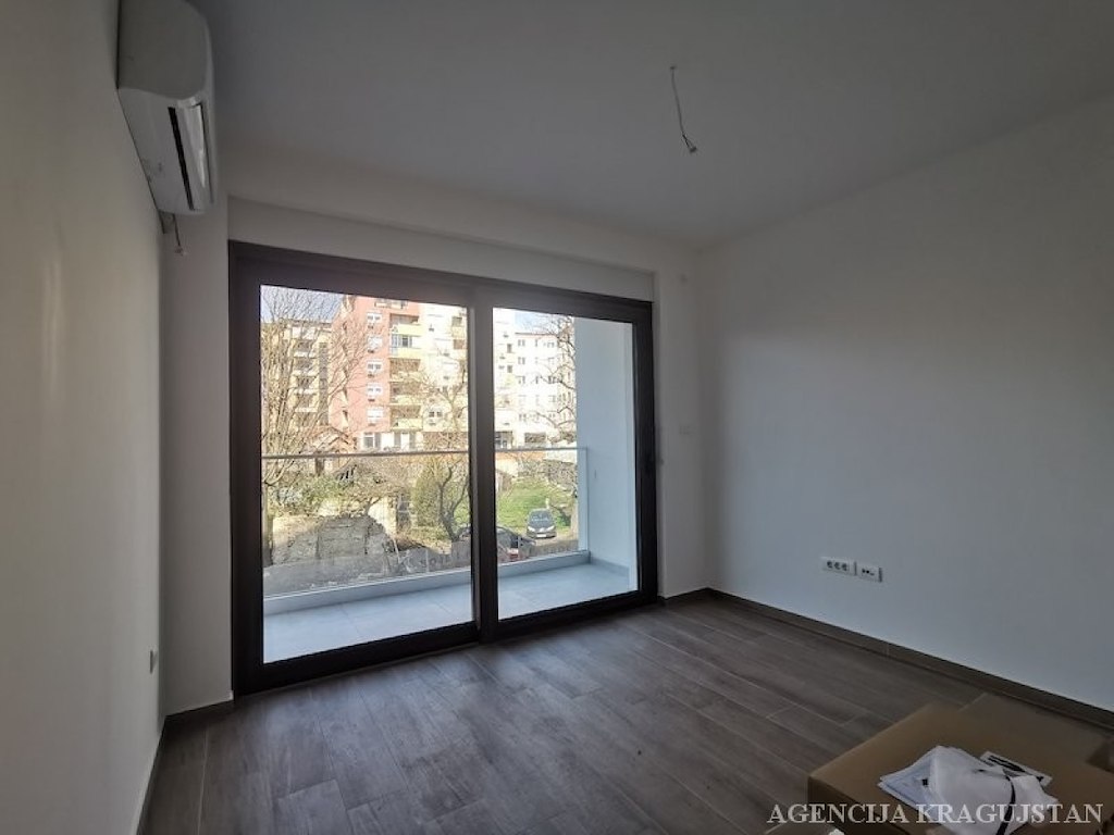 Izdavanje, Stan, 40. 00m2 , Centar