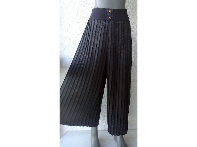 suknja pantalone crna plisirana br M ili L