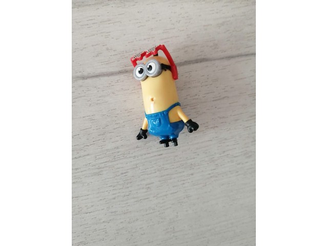 Kinder figurica -Jednooki Minions sa naočarima za sunce